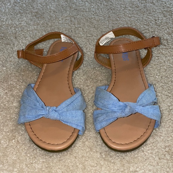fabkids | Shoes | Super Cute Little Girls Size 3 Strapped Sandals ...